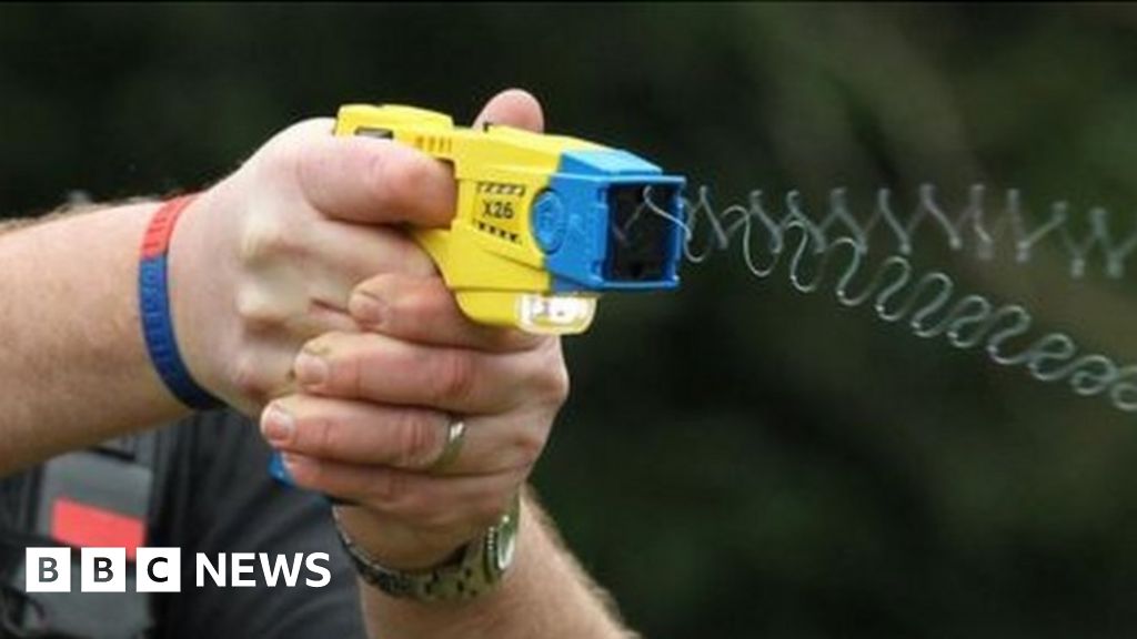 Police officer's use of Taser 'not reasonable or necessary' - BBC News