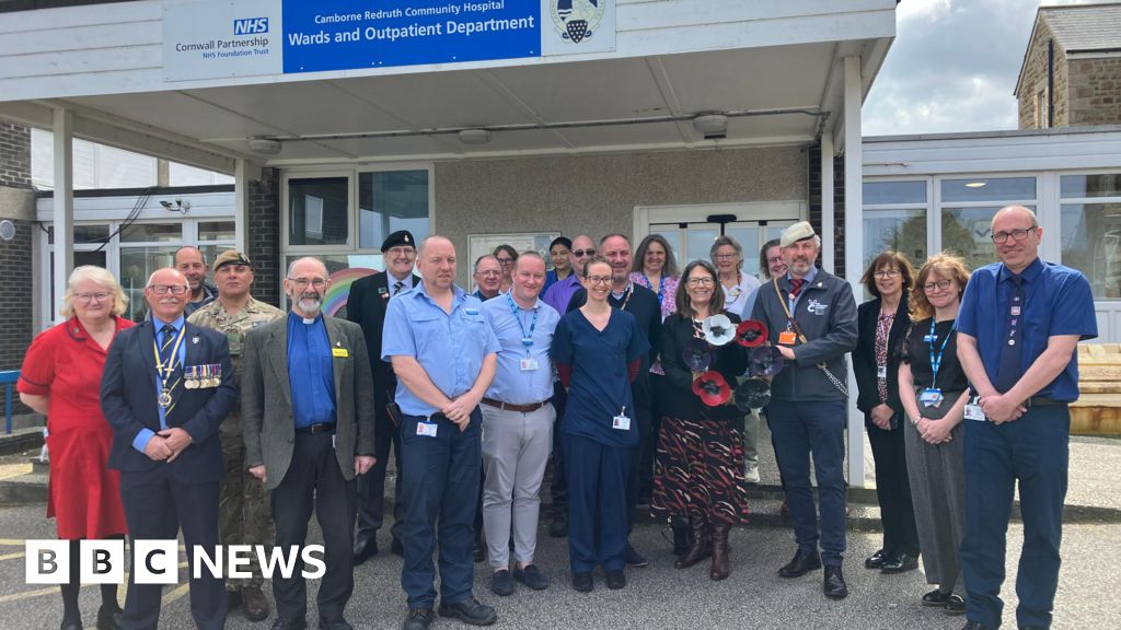 Poppy wreath from Cornwall marks D-Day landings - BBC News