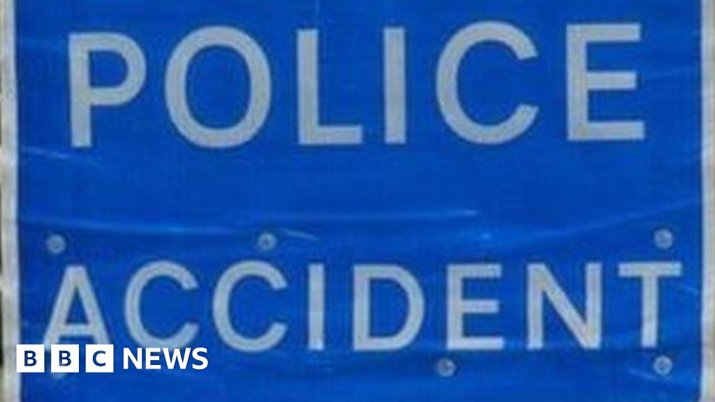 Man dies following car accident on A981 - BBC News
