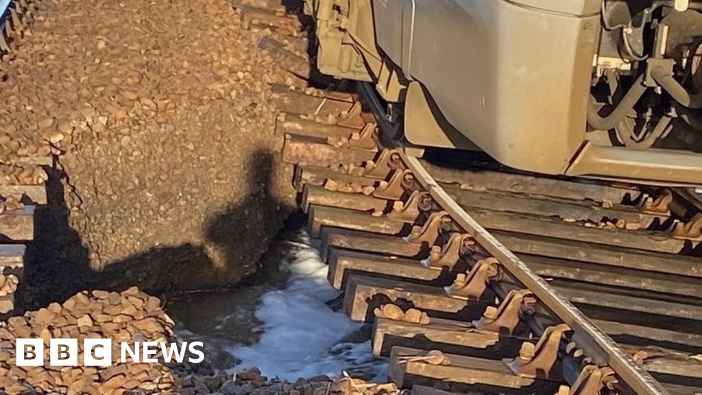 Stranded train moved from flooded Norfolk track - BBC News