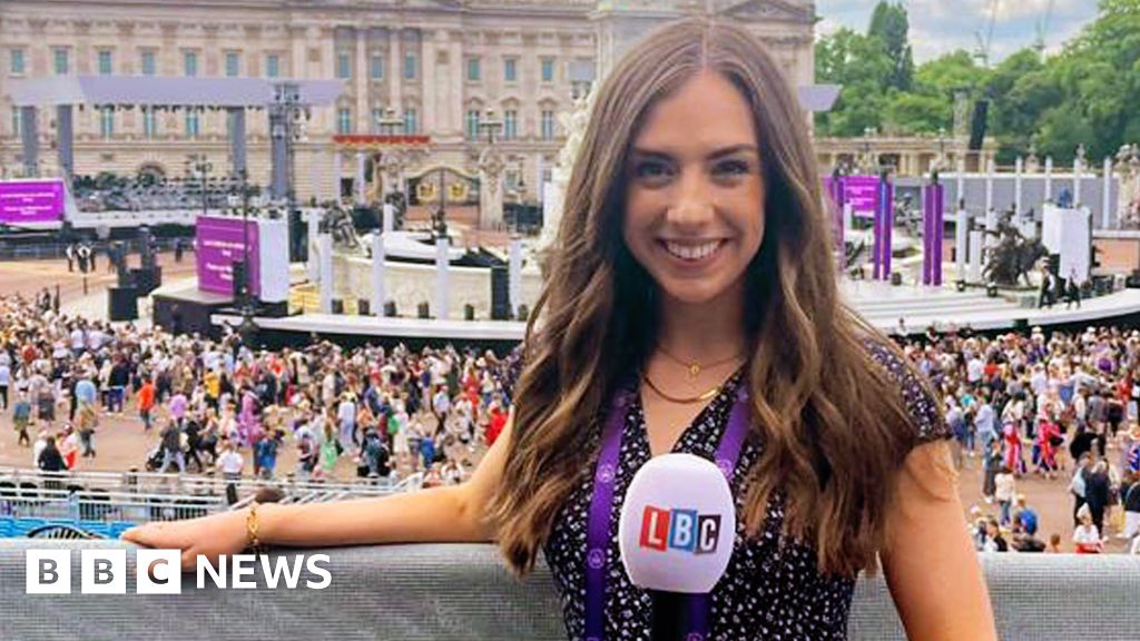 Just Stop Oil: Reporter speaks about her arrest at M25 protest - BBC News