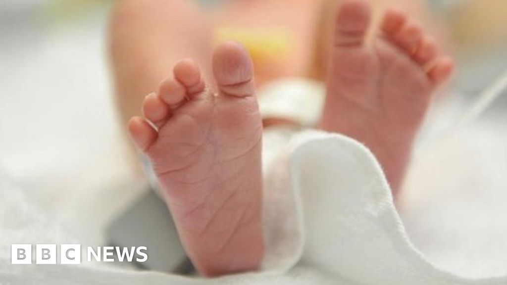 'Four-year-old watched my son's birth' - BBC News