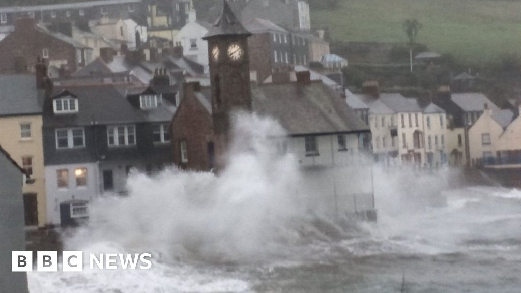 Storm Callum: Disruption to travel and power supplies - BBC News