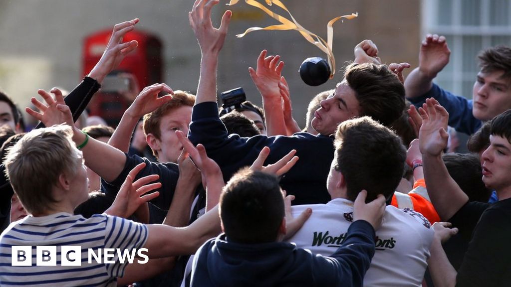 In pictures: Jedburgh's ba game - BBC News