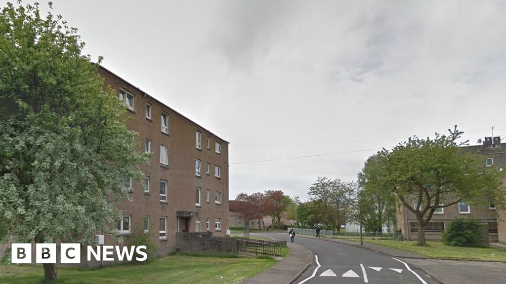 Man stabbed in Oxgangs street lunchtime attack - BBC News