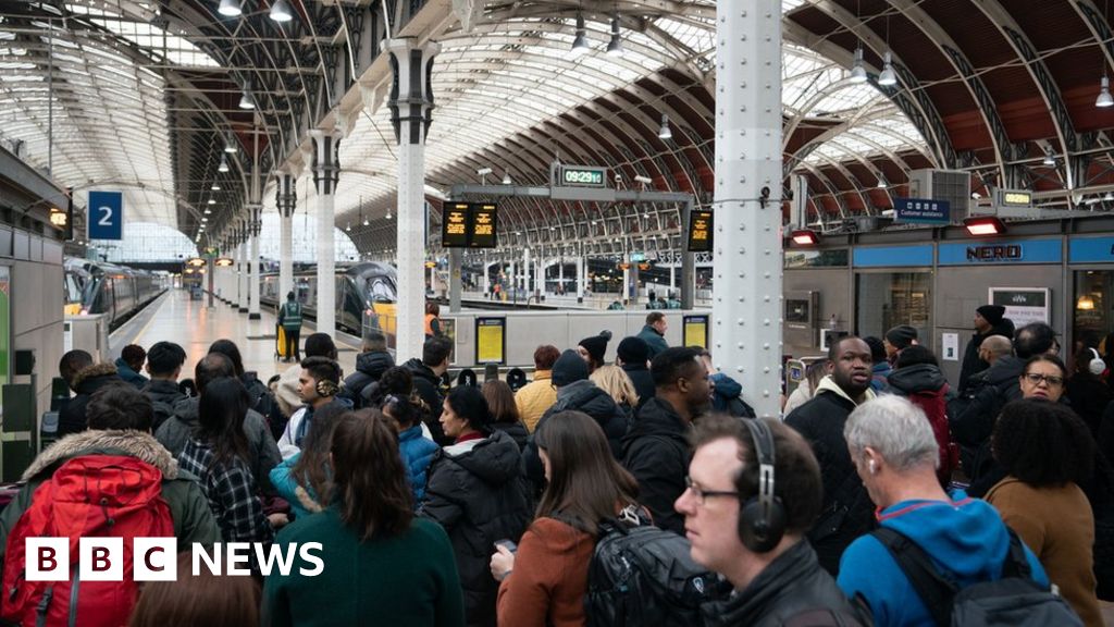 Reading to Paddington rail disruption continues - BBC News