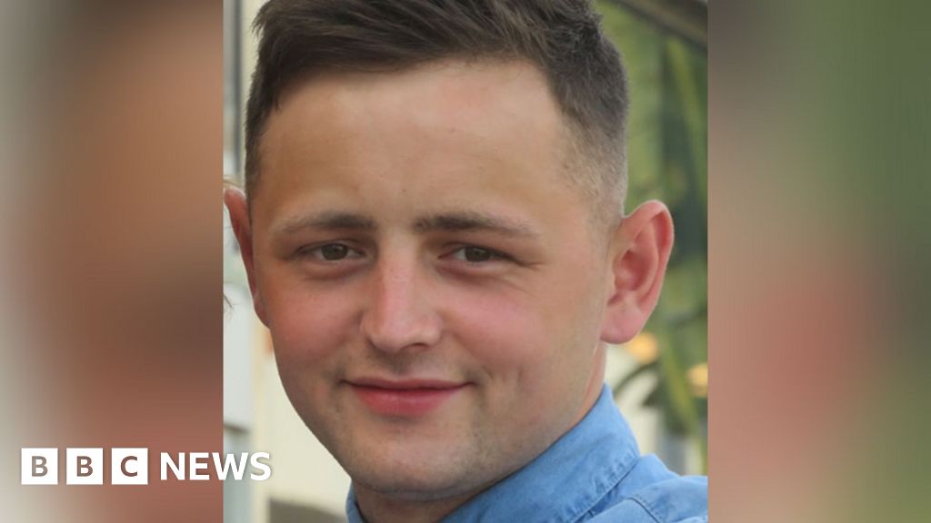 Tribute to 'loving dad' killed in crash near St Boswells - BBC News