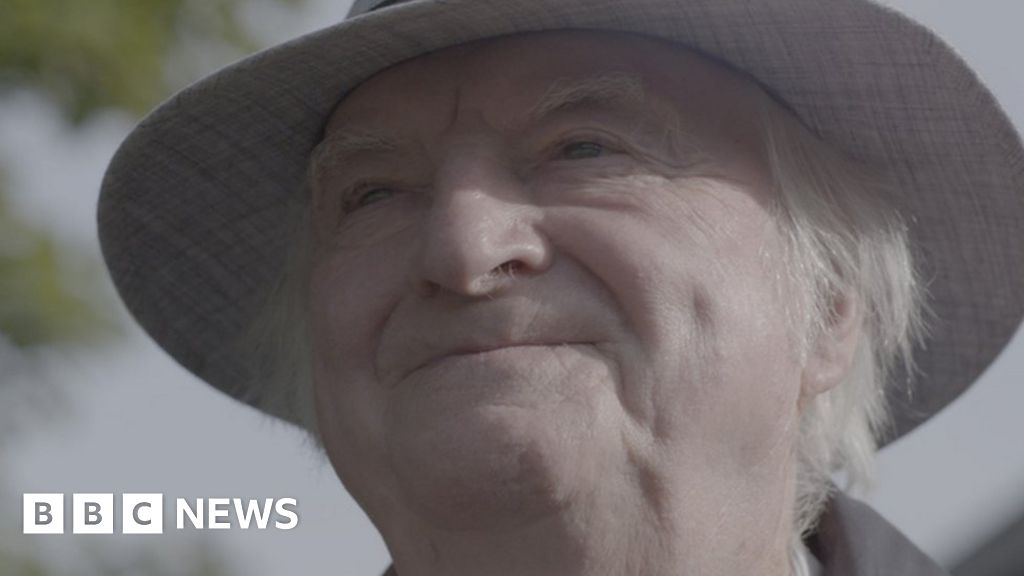 Wales' former national poet Gwyn Thomas dies - BBC News