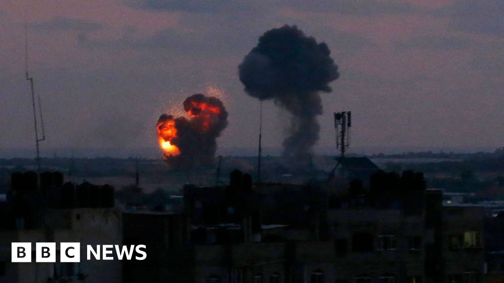 Gaza rocket barrage triggers Israeli air strikes