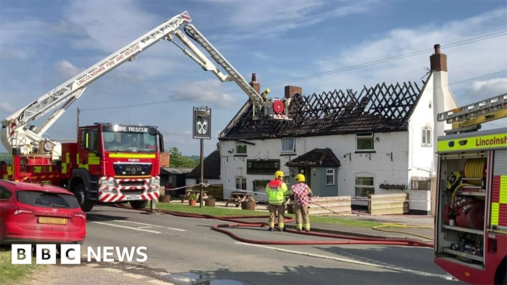 Fire destroys the roof of Lincolnshire Wolds village pub - BBC News