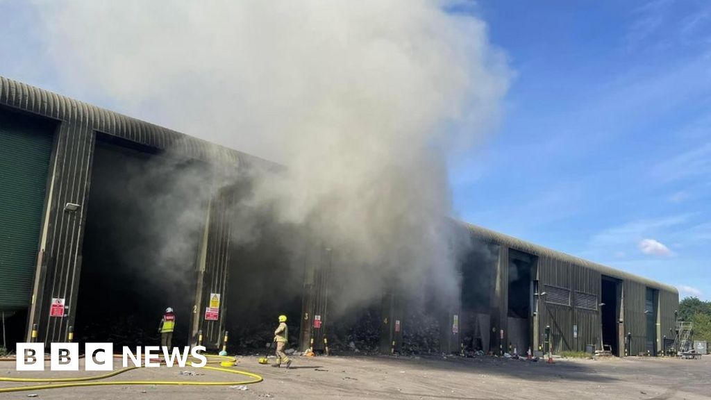 Fire in 300 tonnes of waste tackled at Elstow recycling plant - BBC News