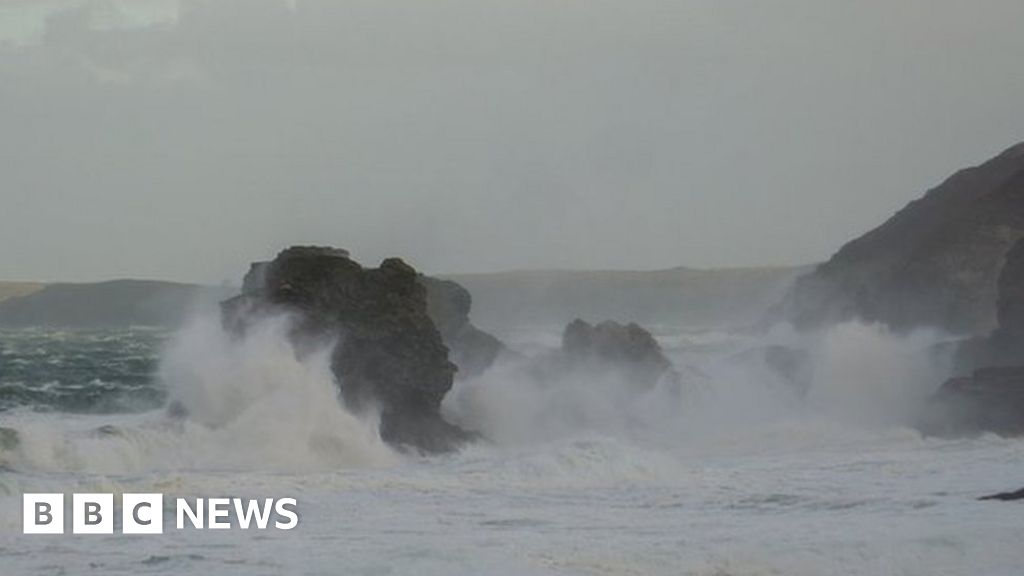 Storm Arwen: Stay away from Devon and Cornwall coast warning - BBC News