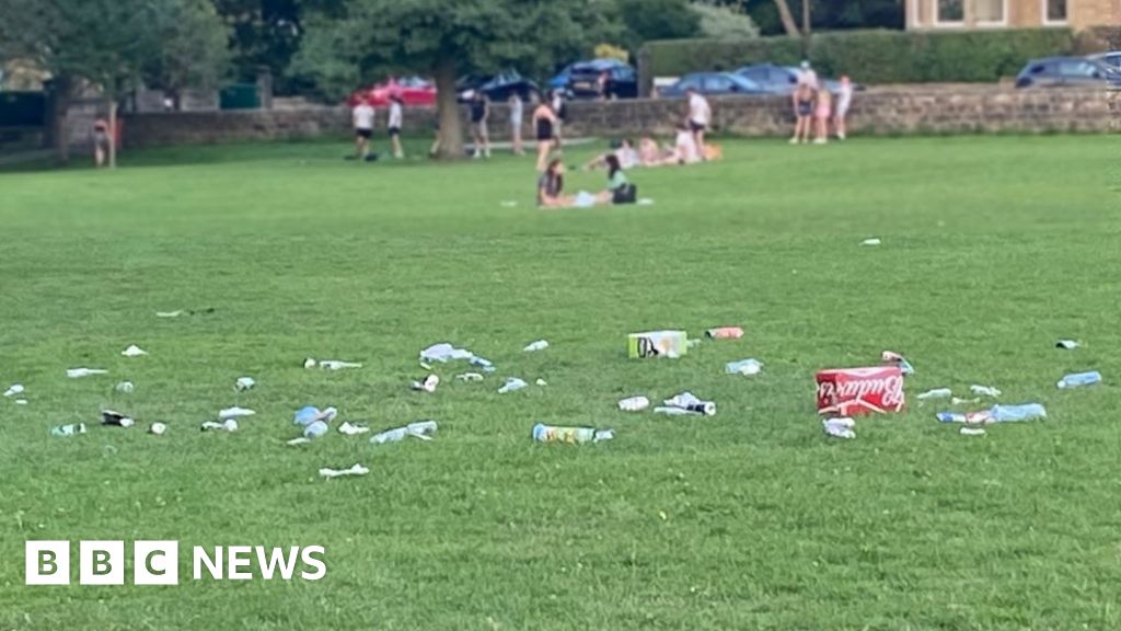 Harrogate Stray 'avalanche' of litter after parties - BBC News