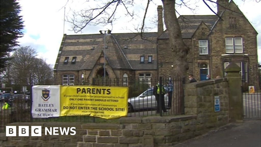Batley school protests: Probe into Prophet Muhammad row - BBC News
