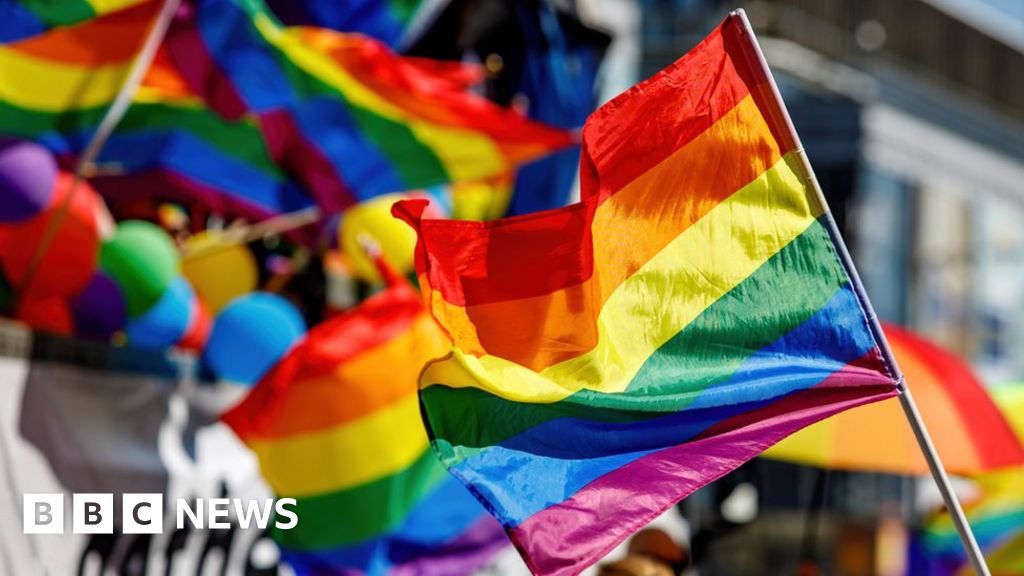Scunthorpe Pride: Thousands expected to attend inaugural event - BBC News