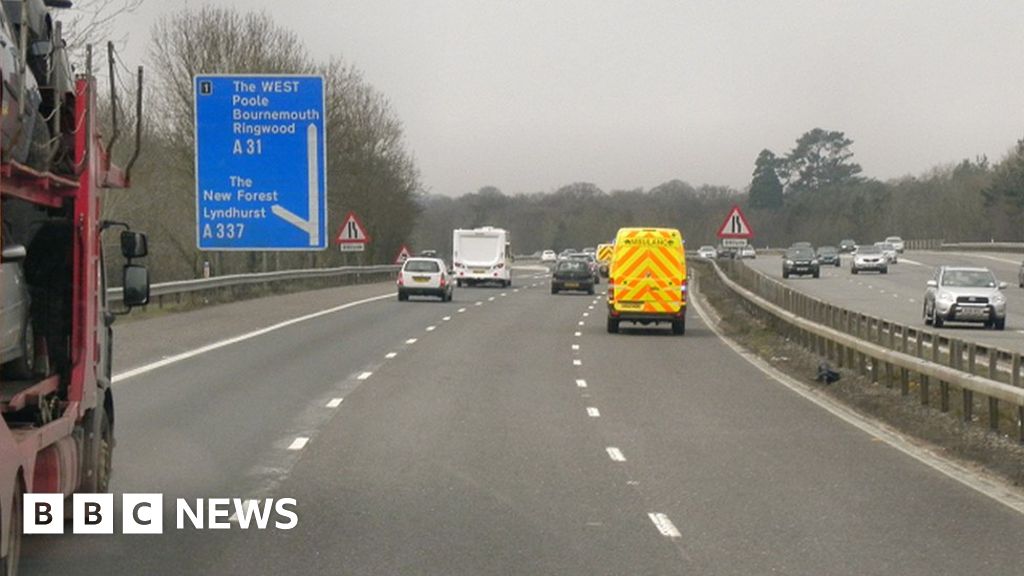Three police cars damaged in high-speed chase on M27 - BBC News