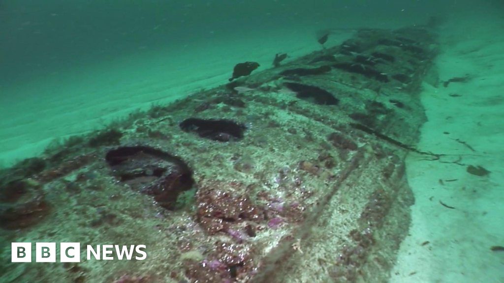 Service marks HMS E49 centenary off Unst - BBC News