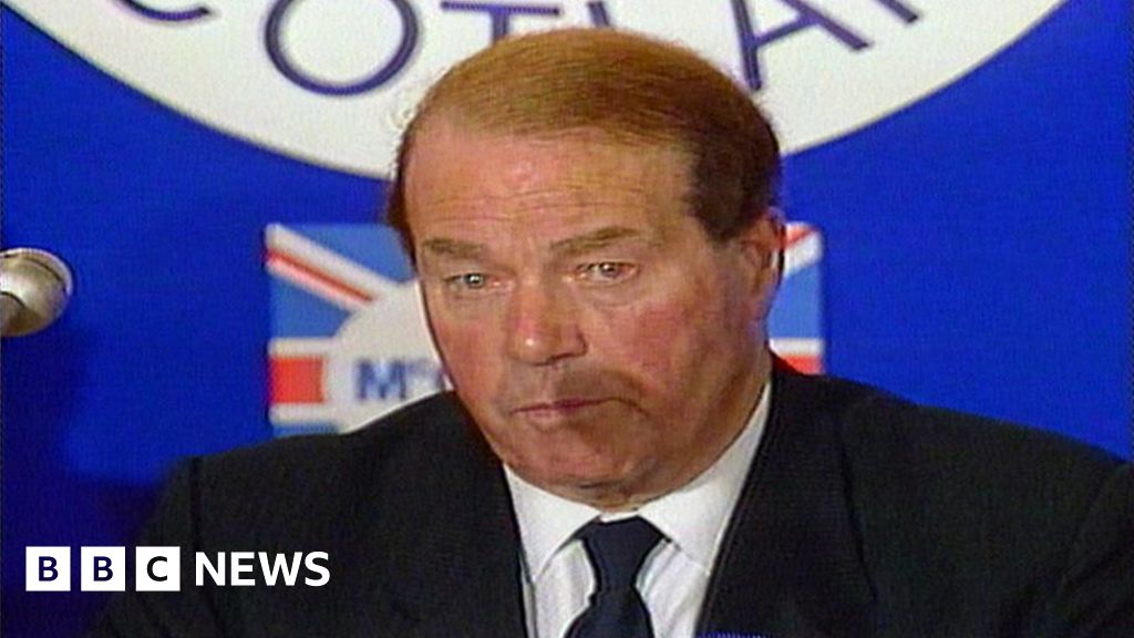 Former Scottish Conservative MP Sir Albert McQuarrie dies - BBC News