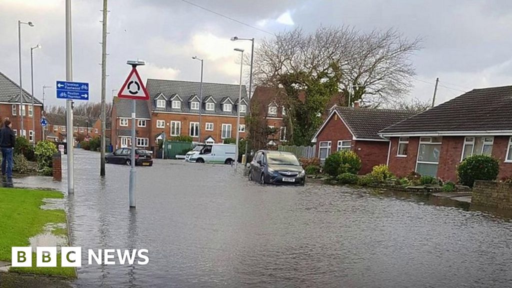 Lancashire floods: Clean up operation after flooding - BBC News