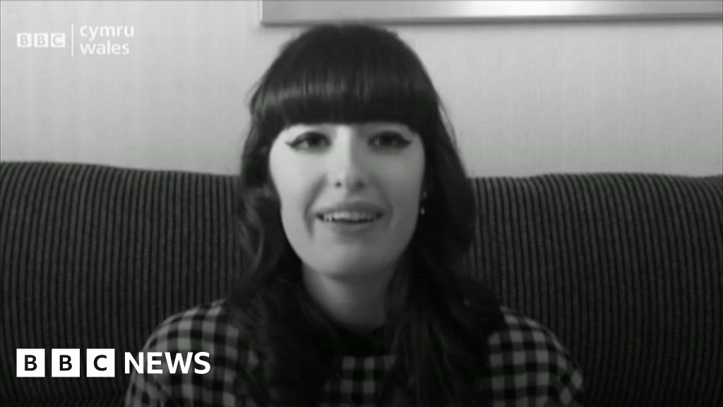 'I could've recovered from anorexia sooner' - BBC News