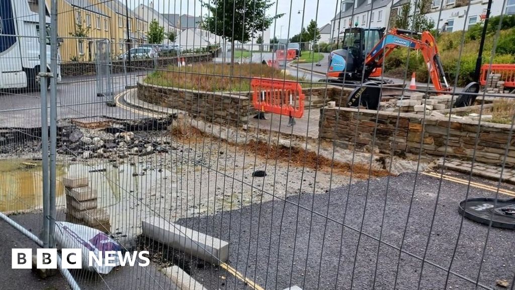 Closure of substandard road in Bodmin causes 'havoc' - BBC News