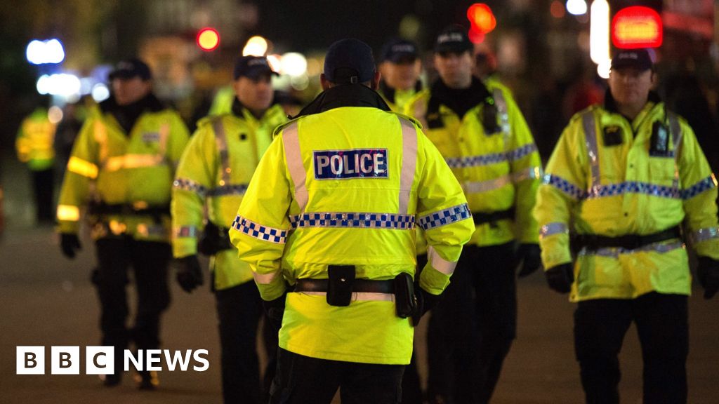 'Extra £450m funding' for police in England and Wales - BBC News