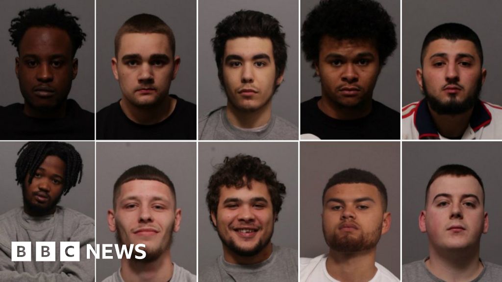 Loughborough gang who sold drugs and a shotgun to police jailed - BBC News