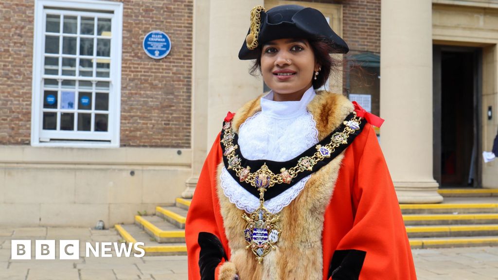 Worthing: Future of mayoral robes to be debated by council - BBC News