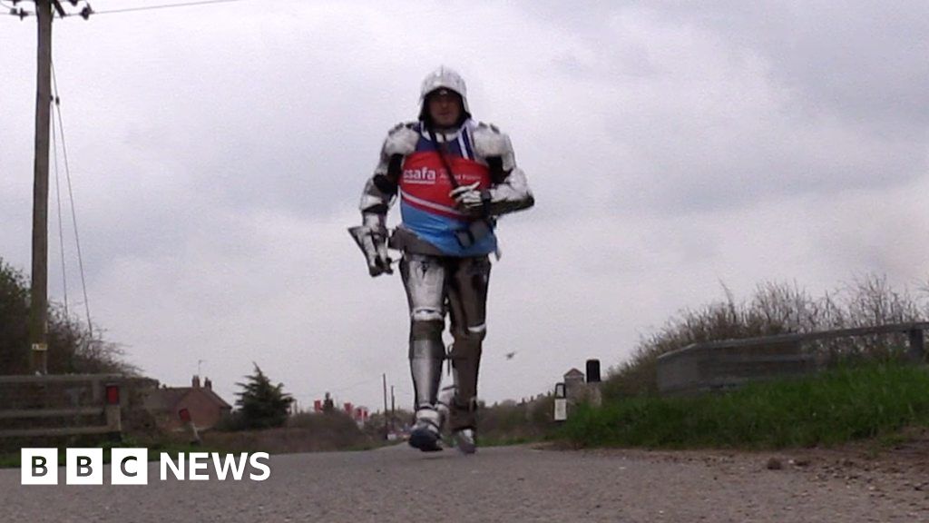 Cambridgeshire soldier's bid for fastest marathon in armour - BBC News