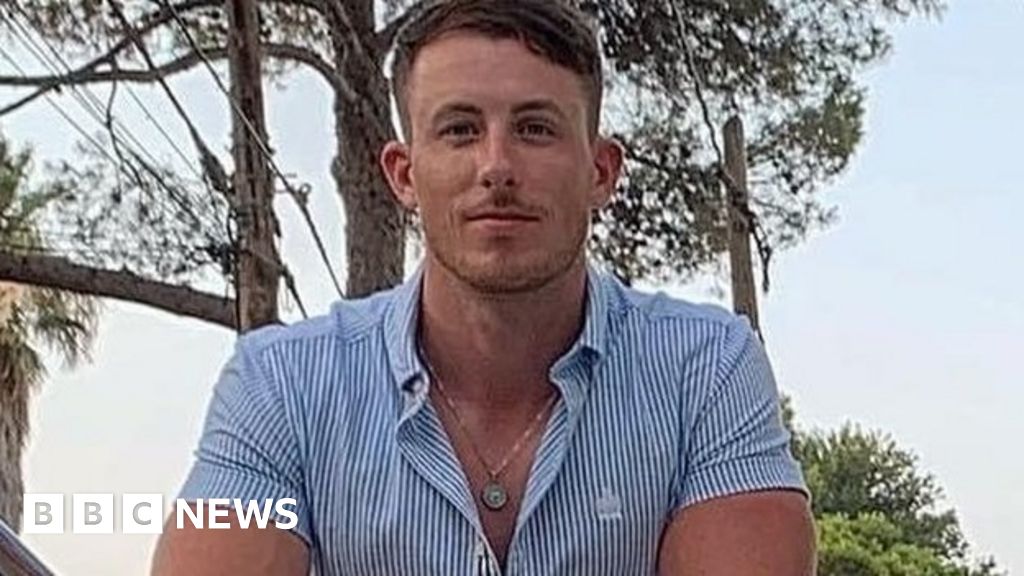 Durdle Door: Tombstone rescuer 'feared he would drown' - BBC News