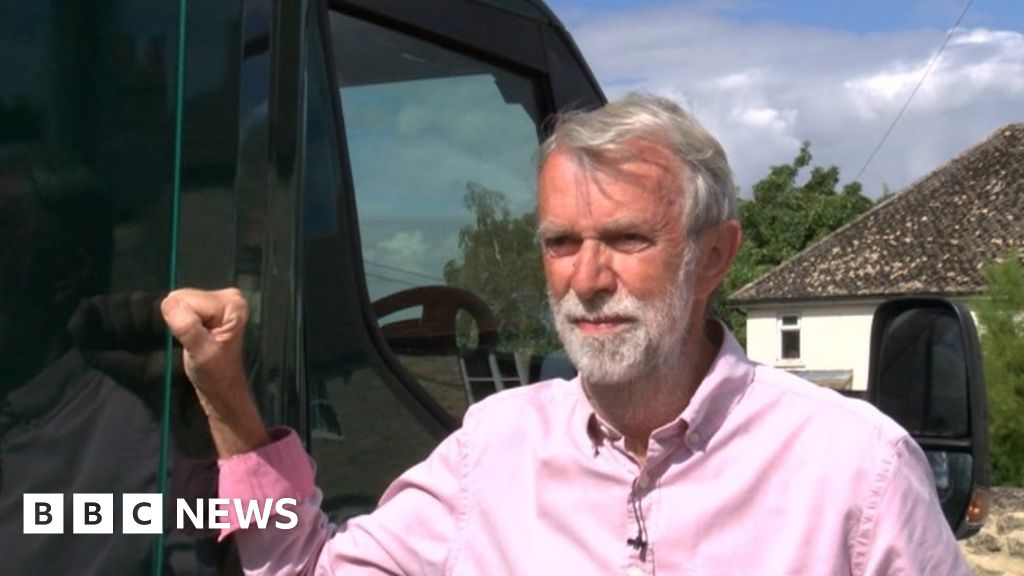 Ex-Top Gear presenter Chris Goffey slams mobile library cuts - BBC News