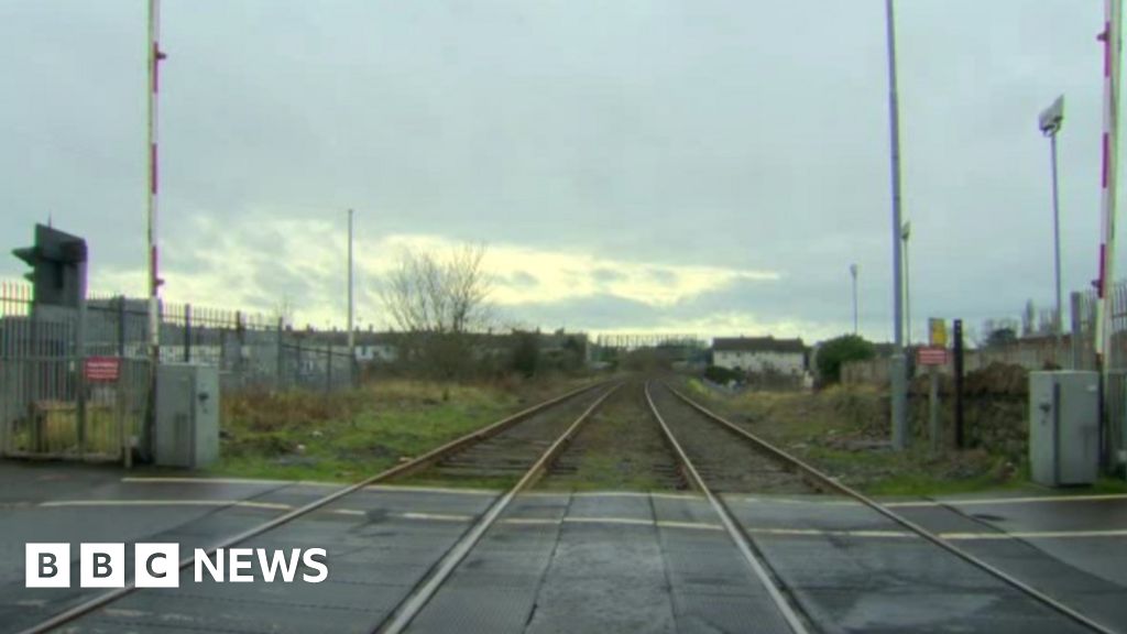 Lurgan, County Armagh: Police return to railway line alert scene - BBC News