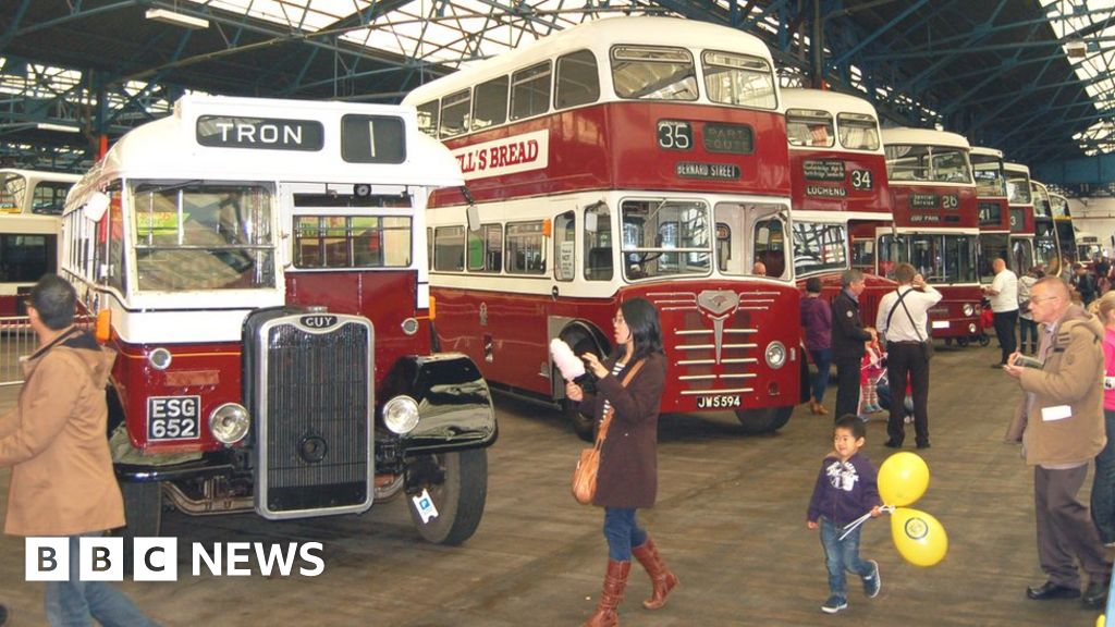 Vintage bus trips for passengers at Doors Open Day in Edinburgh - BBC News