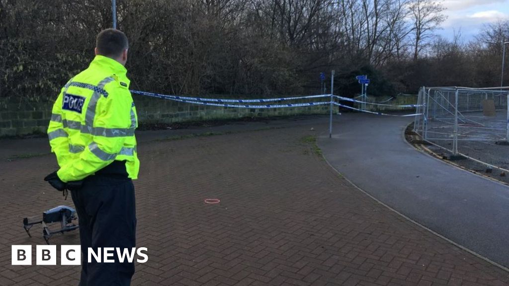 Leeds body find: Police try to identify decomposed body - BBC News
