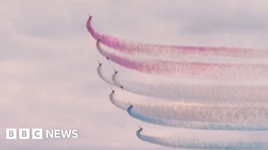 Red Arrows close Blackpool Air Show with dramatic display - BBC News