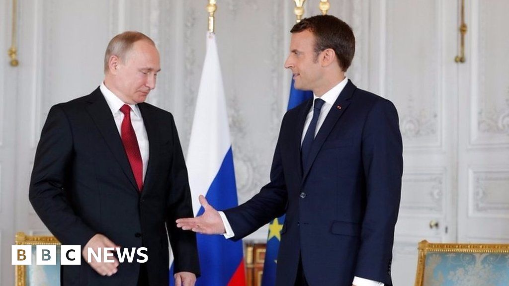 France's Macron welcomes Russia's Putin to opulent Versailles - BBC News