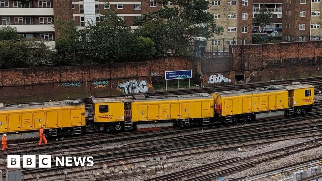 London Victoria derailment hits Gatwick Express and Southern trains ...