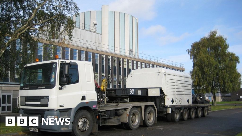 Final nuclear fuel flask leaves former Oldbury power station - BBC News