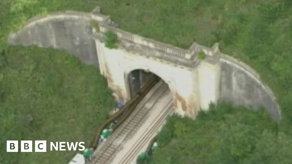 Box tunnel reopens after Network Rail electrification work - BBC News