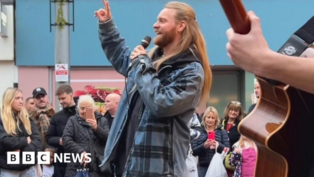 Sam Ryder surprises shoppers in Reading - BBC News
