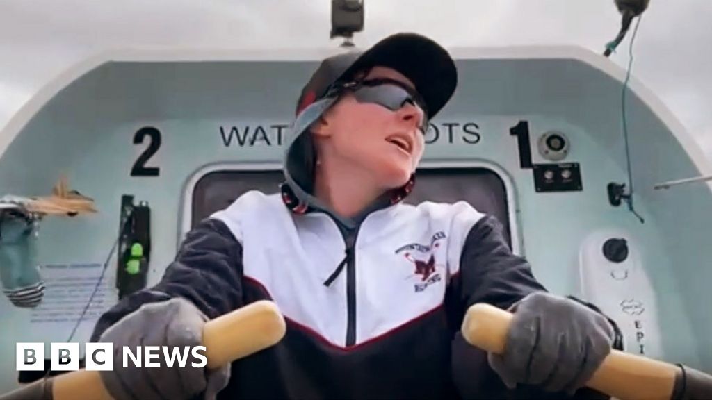 All-women team breaks record rowing to Hawaii - BBC News