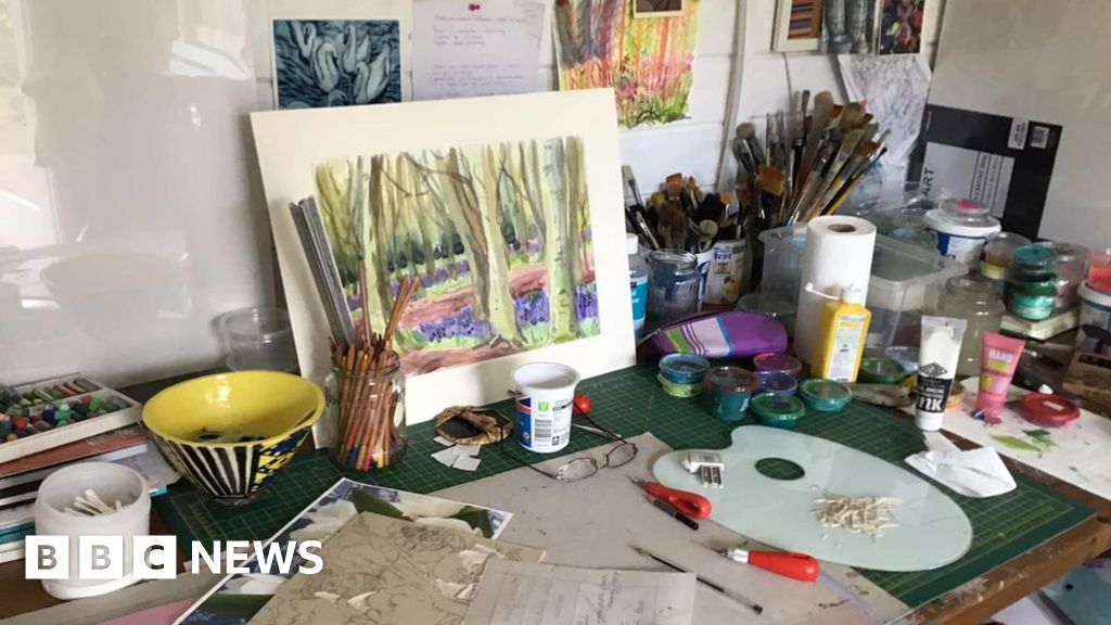 Swindon artist open studio event to celebrate local talent - BBC News