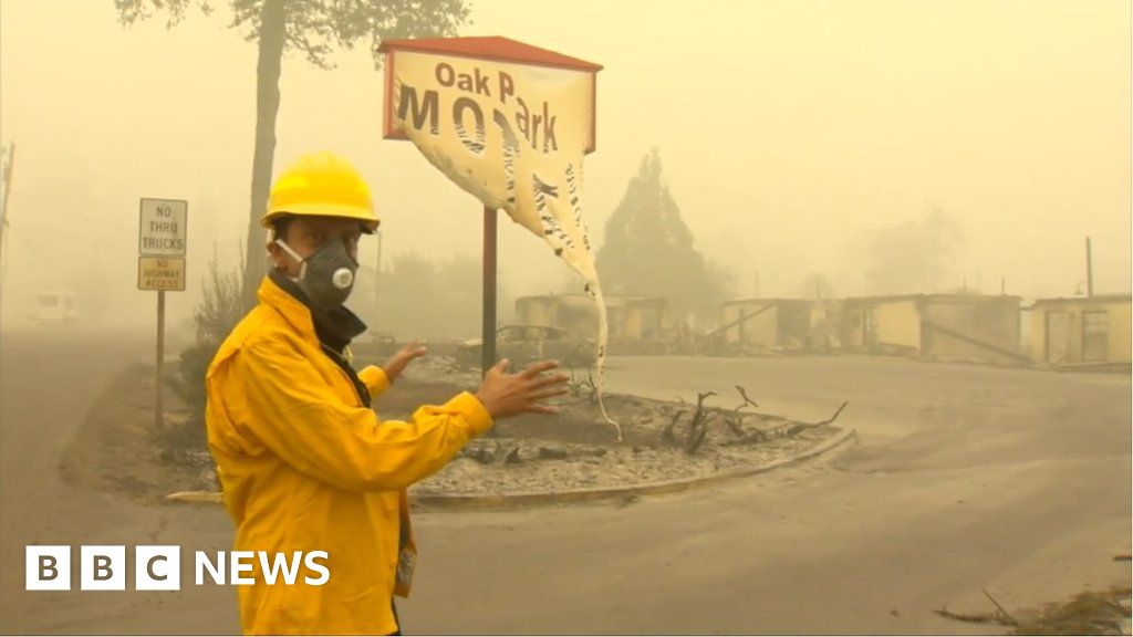 Drone footage shows Oregon town covered in flame retardant - BBC News