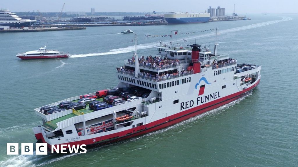 Ferry strikes begin as Red Funnel staff walk out over pay - BBC News