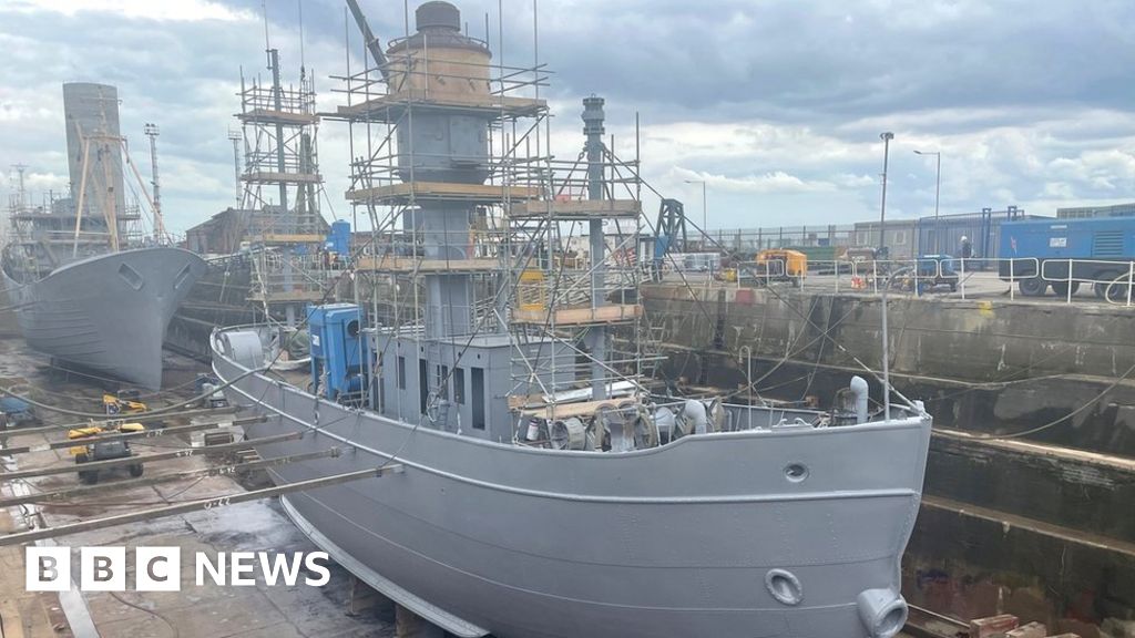 Spurn lightship: Hull's historic vessel to be repainted - BBC News