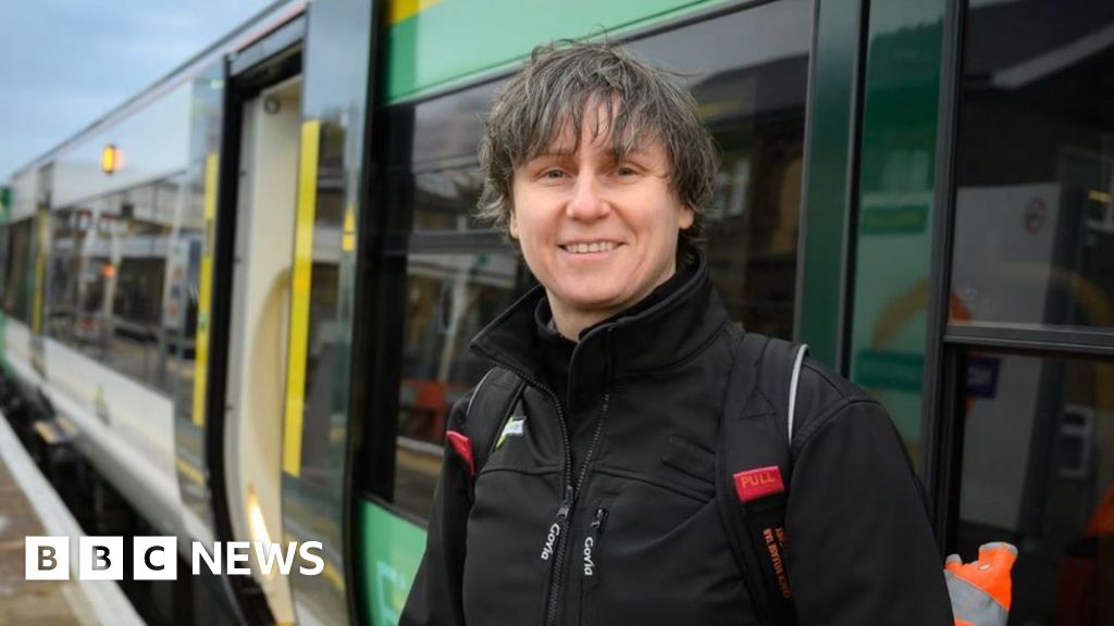 Female apprentices: Rail operator sees 50% rise in numbers - BBC News