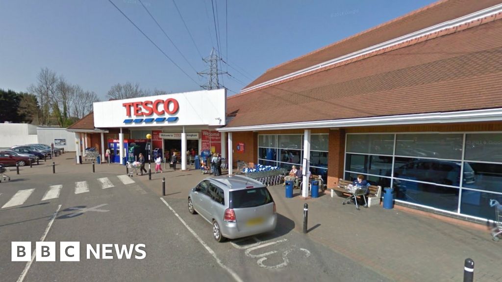 Wokingham Tesco worker finds 'drugs' in bananas - BBC News