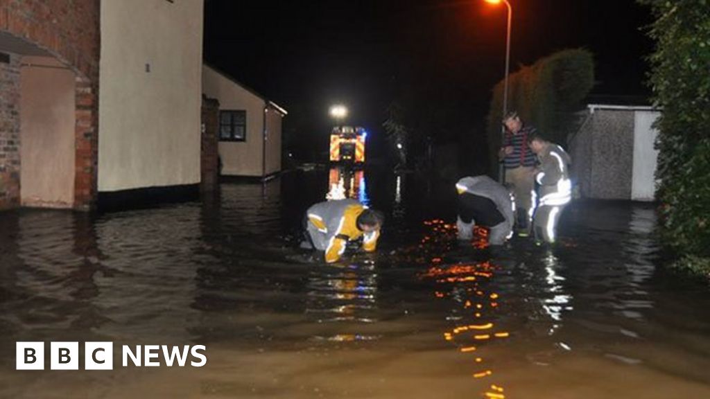 'Horrendous' flash floods cause damage in Lincolnshire - BBC News