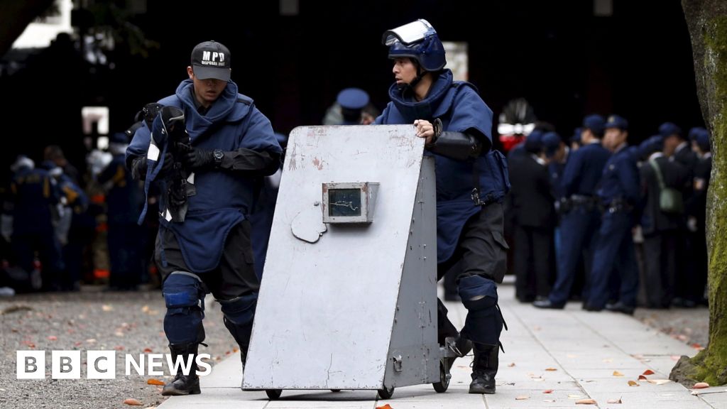 Tokyo's Yasukuni shrine hit by blast in toilets - BBC News