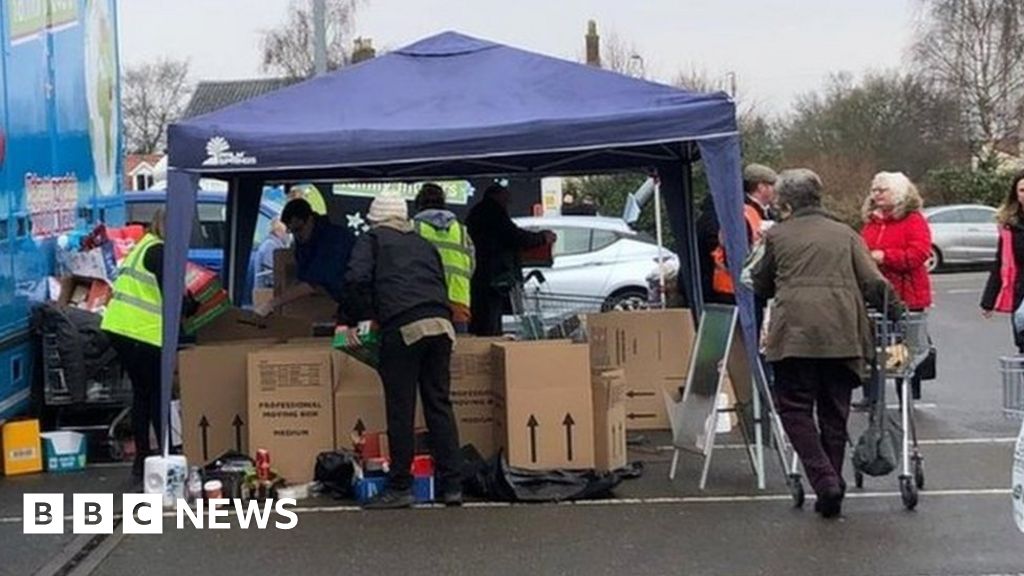 Ukraine: 'Incredible' response to aid collection in Dereham - BBC News
